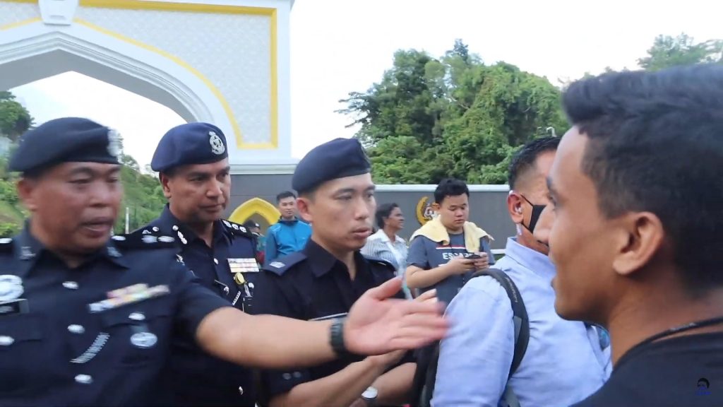 YouTuber edar wang tunai RM10,000 di Istana Negara ditegur pihak ...