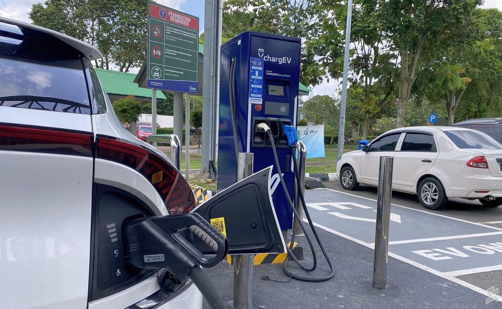 Stesen pengecas EV di Starbucks kini gunakan kadar pengiraan kWh ...